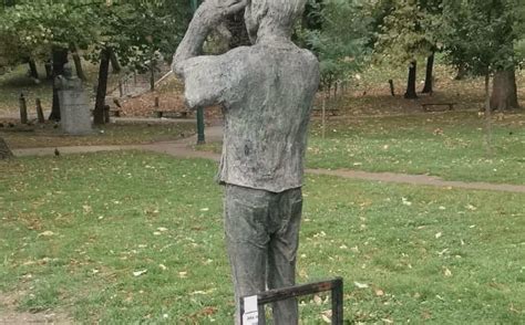 Oštećen Spomenik U Velikom Parku Nermine Dođi” Tvsaba