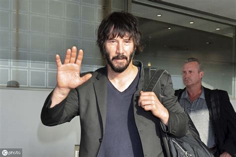 基努里维斯，身价过亿，却过着乞丐搬的生活 妻女离世 搜狐大视野 搜狐新闻