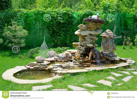 Fonte Da Pedra Decorativa Com As Estatuetas Do Moinho E Do Jardim De