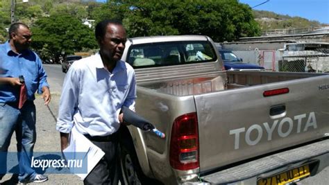 Port Mathurin Il Tente Dagresser Johnson Roussety à Laide Dun Sabre