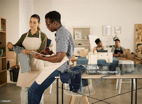 데님 워크샵에서 새로운 트렌디 한 청바지 디자인을 작업하는 옷 의류 및 패션 디자이너 신생 기업의 야심적이고 젊고 창조적 인 사람들이 바느질하기 전에 패턴과 스타일을