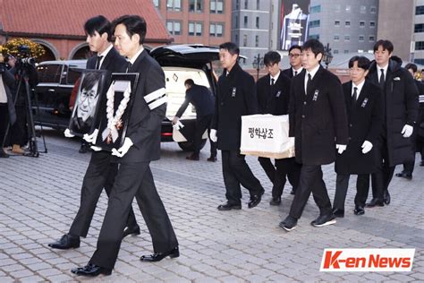 Jung Woo Sung Carries Portrait Lee Jung Jae Presents Medal Stars In