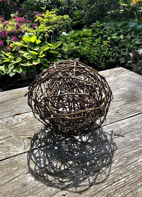 小树枝做成的球