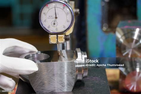 Asian Craftsmen Use Dial Indicator Dial Indicator Gauge Digital
