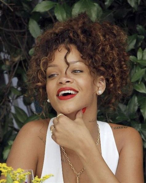 𝓙𝓾𝓵𝓮𝓼 Adlı Kullanıcının ǫᴜᴇᴇɴs And ᴅɪᴠᴀs Panosundaki Pin Saç Ünlüler Tarz Elbiseler