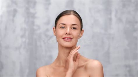 Femme Nue Nager Lagon Dans La Belle Nature Estivale Dame éclaboussant