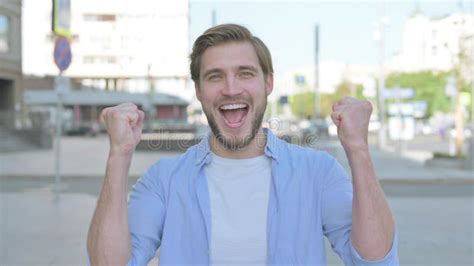 Retrato Do Homem Excitado Gritando E Gritando Ao Ar Livre Foto De Stock Imagem De Aplauso