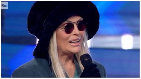 Anna Oxa Inseguita Fino In Albergo Bisogno Patologico Di Fare Foto”