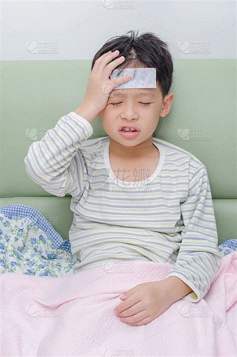 生病的男孩坐在床上素材 花瓣网
