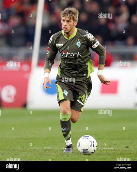Bremens Aaron Hunt Controls The Ball During The Stuttgart Vs Werder