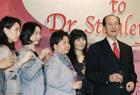 起底98岁 赌王”何鸿燊的家族风云：争家产、上法庭、屡次刷屏百科ta说