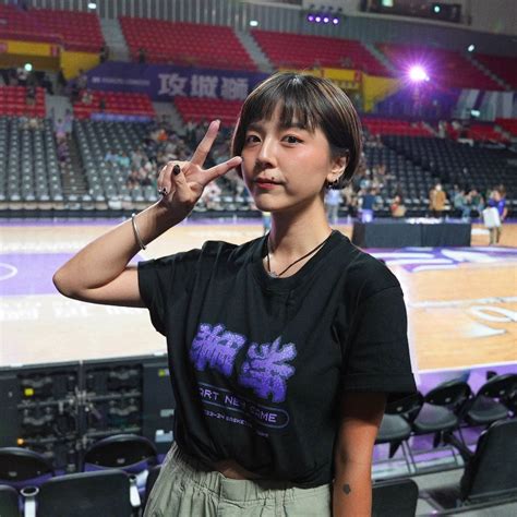 Linzy 林晞 如果問我為什麼會進場看球？ 我的回答是：非常喜歡現場氛圍 •ө•♡ 大家一起加油一起噴 Facebook