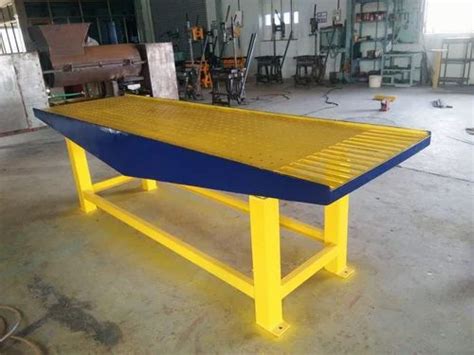 Mild Steel Paver Block Vibrating Table For Industrial Single Mast At