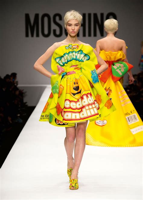 Eine „vulgäre Zeitreise Durch Die Mode Textile Network Internationales Magazin Für Die