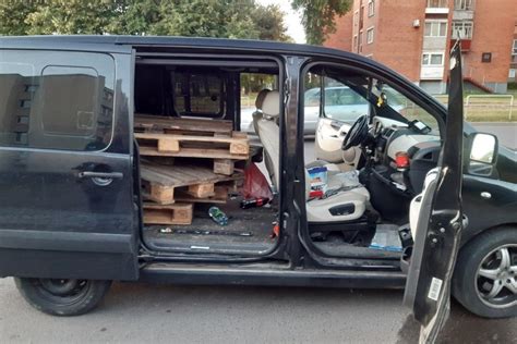 Kaune Mikroautobusu Su Užklijuotais Valstybiniais Numeriais Bandyta Pavogti Medines Paletes