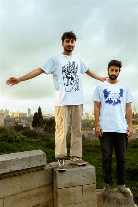 חלונות אדומים חולצה ענר שפירא