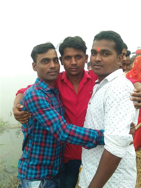 Pin By Shafira Salsabila On Foto Bertiga Funny Poses Funny