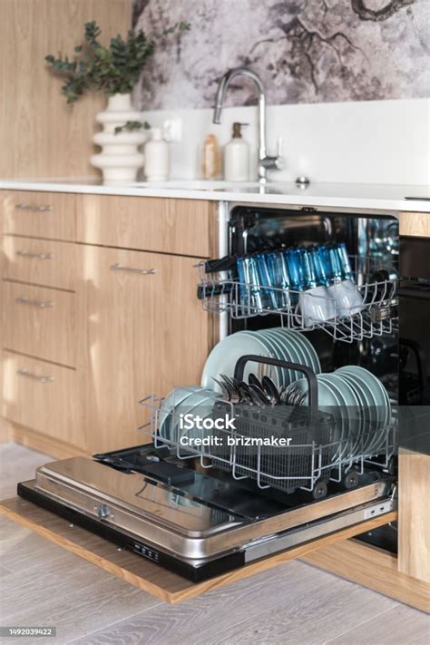 현대 부엌에서 가득 차있는 식기 세척기 기계를 열었습니다 식기세척기에 대한 스톡 사진 및 기타 이미지 식기세척기 열다 주방용품 가게 Istock