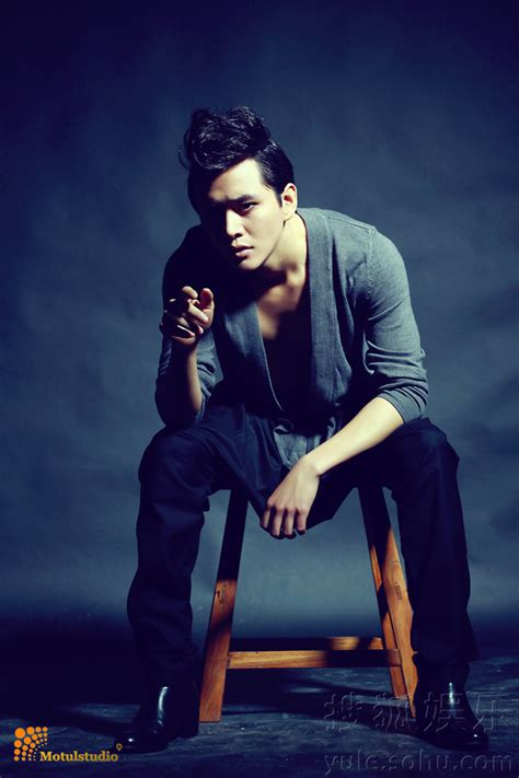 黄明暗黑概念大片曝光 眼神迷离深v装展熟男范