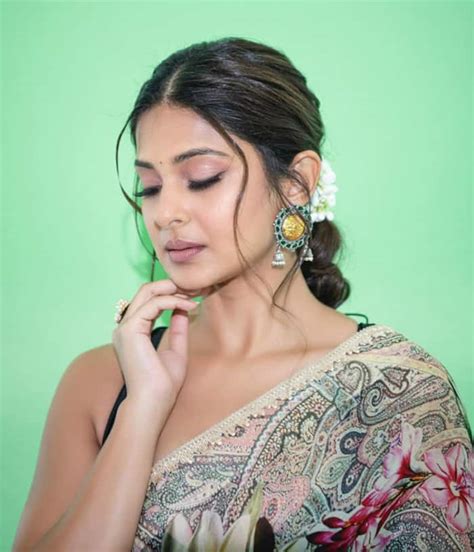 Jennifer Winget Trends Big As Fans Love Her Simple Floral Saree Look With Lots Of Grace And