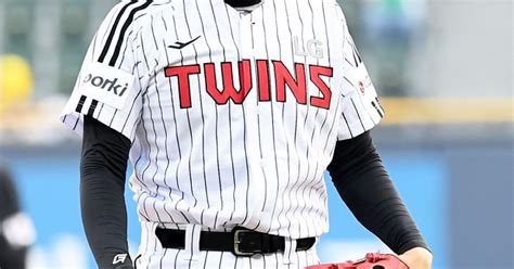 포토 민우혁 시구 후 미소