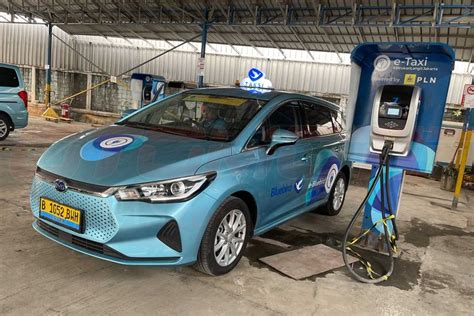 Foto Bird Serius Pakai Mobil Listrik Target 1000 Ev Di 2025