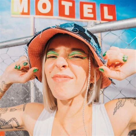 Pin De Allyy Marinao En Young Miko Celebridades Bonitos Cantantes