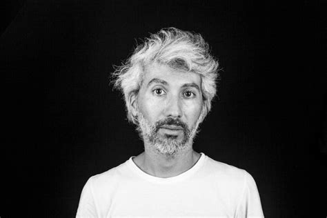 Luis Loz Retorna Con El Indie Rock Solemne De “en Una Tanga”