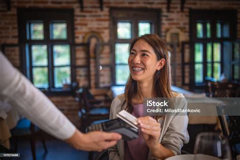 식당에서 카드로 지불하는 여성 레스토랑에 대한 스톡 사진 및 기타 이미지 레스토랑 일본 민족 지불 Istock