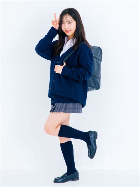 【2025年最新版】現役JKモデルの制服の着こなし！＜スカート・パーカー・シャツ・小物であか抜け＞ - ニコラネット｜nicola オフィシャルサイト