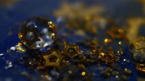 Nahaufnahme Eines Wassertropfens Mit Glitzer Darauf In Verschiedenen Bunten Loghts In Karachi