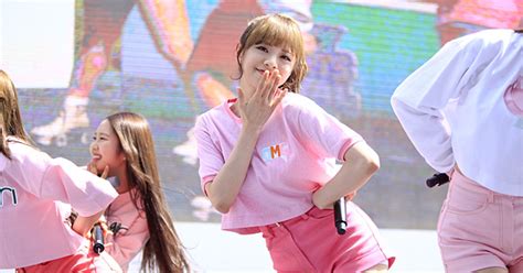 포토 오마이걸 진이 수줍은 손 키스 부끄러워요