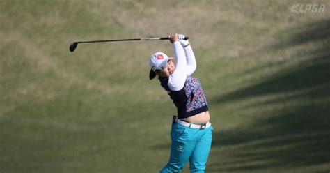 세컨샷을 하는 하민송 선수