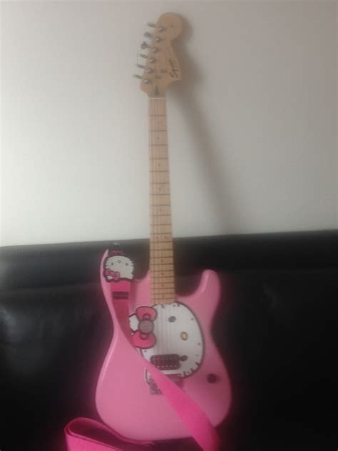 Squier Hello Kitty Strat image (#1882336) - Audiofanzine