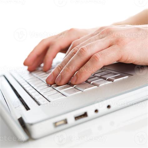 Primer Plano De Escribir Manos Masculinas En El Teclado 895843 Foto De