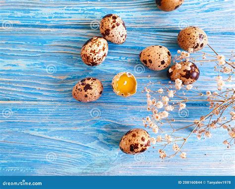Huevos De Codorniz Flor Vintage Abril Concepto En Madera Ingrediente De