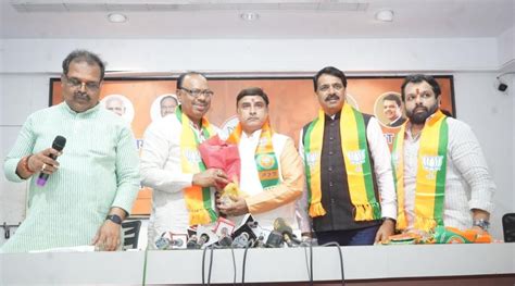 Uddhav Led Shiv Senas National Spokesperson Shailesh Pandey Joins Bjp