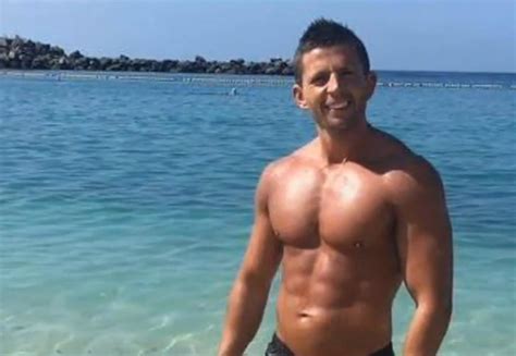 El Padre Sexy Párroco Actor Y Modelo Con Fines Sociales