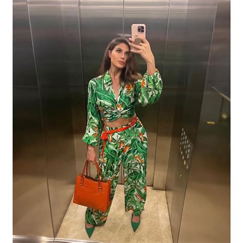 Lift Looks By Elnaaz Norouzi Be Yourself Theres No One Better 💚
