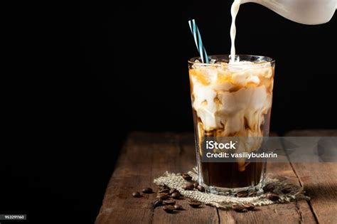 오래 된 소박한 나무 테이블에 원두 커피와 크림 부 어 키가 유리에 얼음 커피 어두운 나무 배경 복사 공간에 찬 여름 음료 0명에 대한 스톡 사진 및 기타 이미지 Istock
