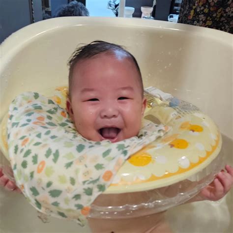 주말에 여동생도 왓다가고 🤩🤩 목욕시킬때마다 물을 너무 좋아해서 벌써 꺼낸 커다란 욕조로 물놀이시킴☺️☺️ 아빠엄마가 물을 좋아