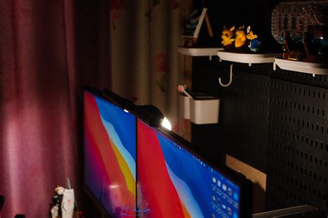 最近把桌面灯升级到明基的screenbar halo，u1s1我这两年用过三四款屏幕挂灯，要说光路控制，最强的绝对是明基。 在我的办公环境里