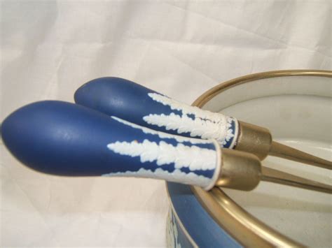 English 19th Century Wedgwood Salad Bowl With Serving Utensils For