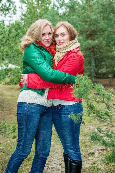 Dos Mujeres Que Abrazan Al Aire Libre Foto De Archivo Imagen De Amor