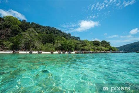 Badeforhæng Klart Vand Og Smukke Strand I Li Peh øen Thailand Pixers Dk