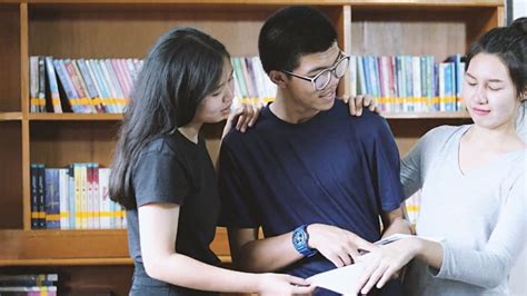 亚洲学生小组分享在校园草坪上工作的想法