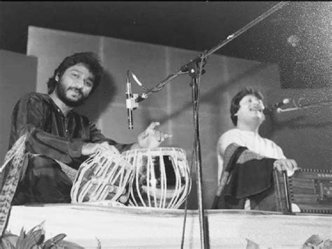 गुरु से सीख रहे थे संगीत अचानक उनकी पत्नी के लिए धड़कने लगा दिल घर से