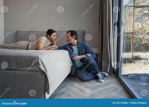 Cuidadoso Hombre Maduro Con Esposa Relajándose En Casa Foto de archivo Imagen de feliz