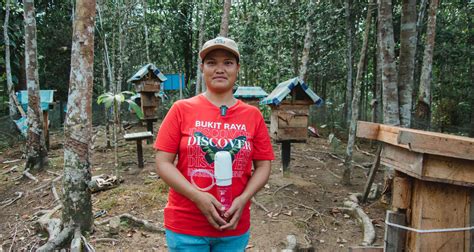 Detail Of Strong Women Behind The Beauty Of Bukit Baka Bukit Raya