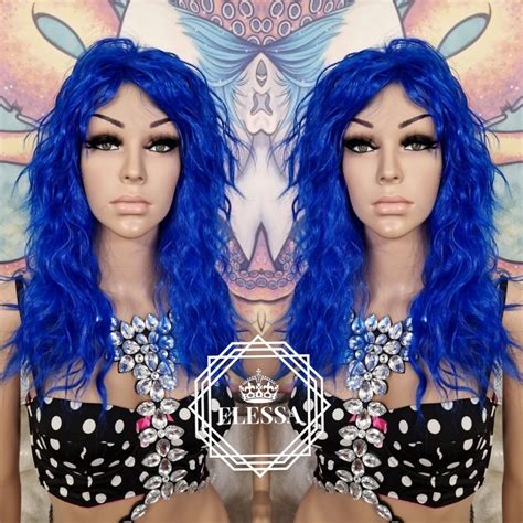 Артистичен Сценичен Модел Средна Дължина Чуплива Перука в Кралско Син Цвят Перуки Перуки